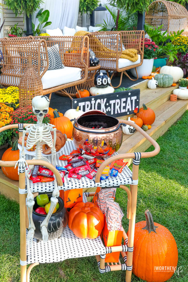 Outdoor Halloween Movie Night Idea | Halloween Outdoor Activities