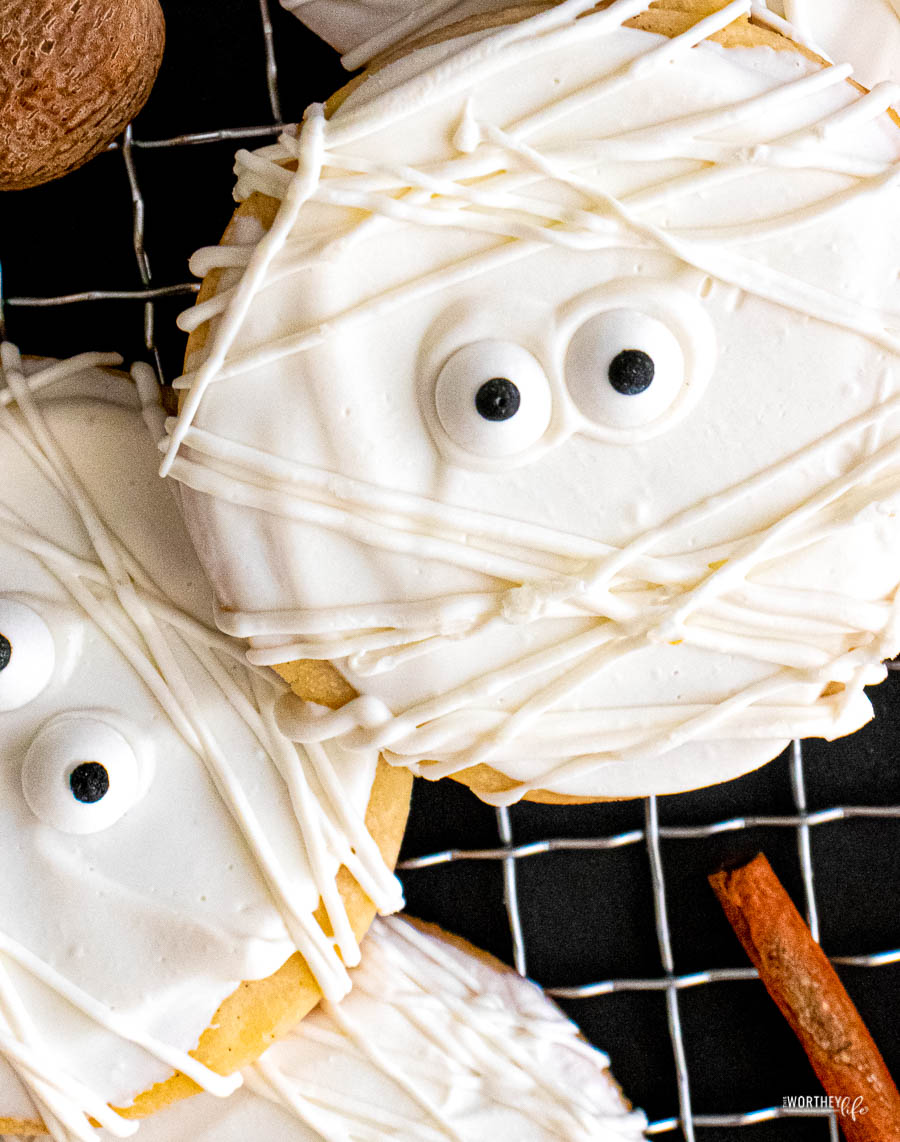 Mummy Shortbread Cookies with Vanilla and Cinnamon