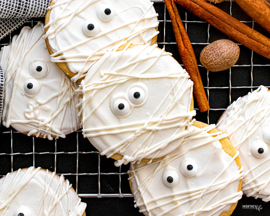 Mummy Shortbread Cookies with Vanilla and Cinnamon