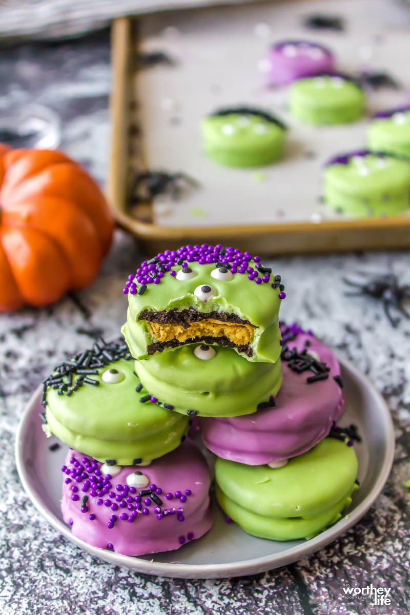Monster Oreos - Easy Halloween Treat Idea