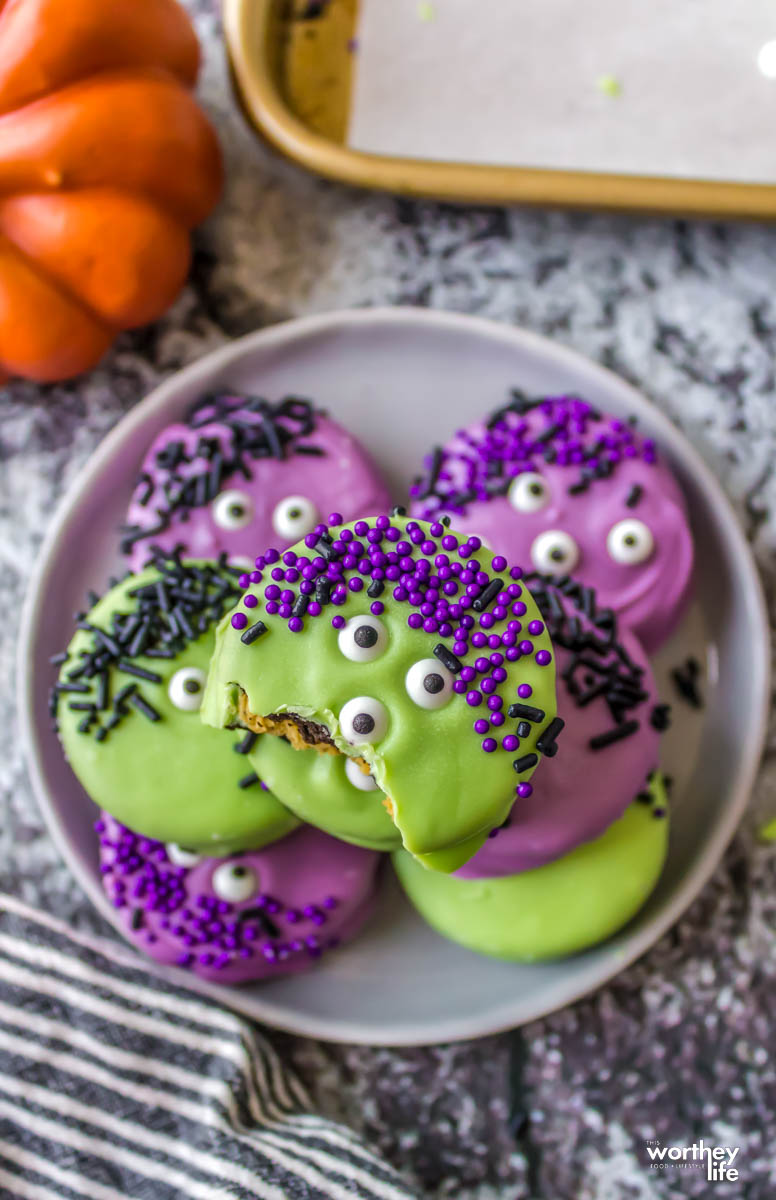 Monster Oreos - Easy Halloween Treat Idea